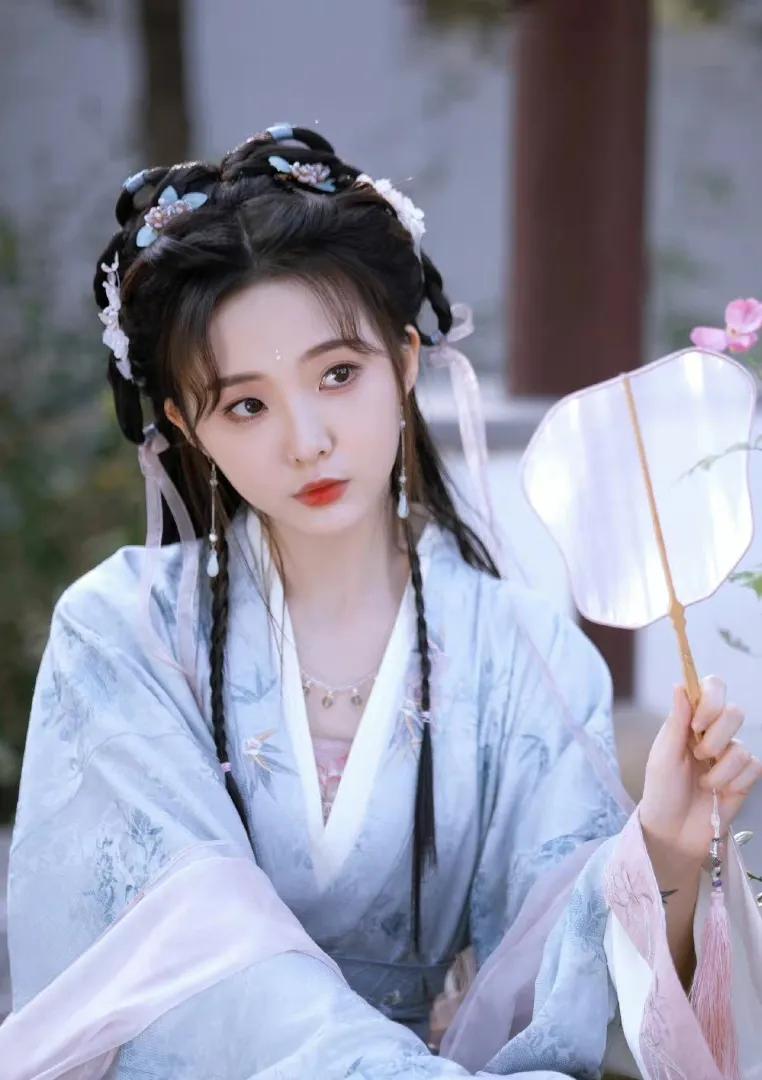 Zheng Naixin is beautiful no matter in ancient costumes or modern ...
