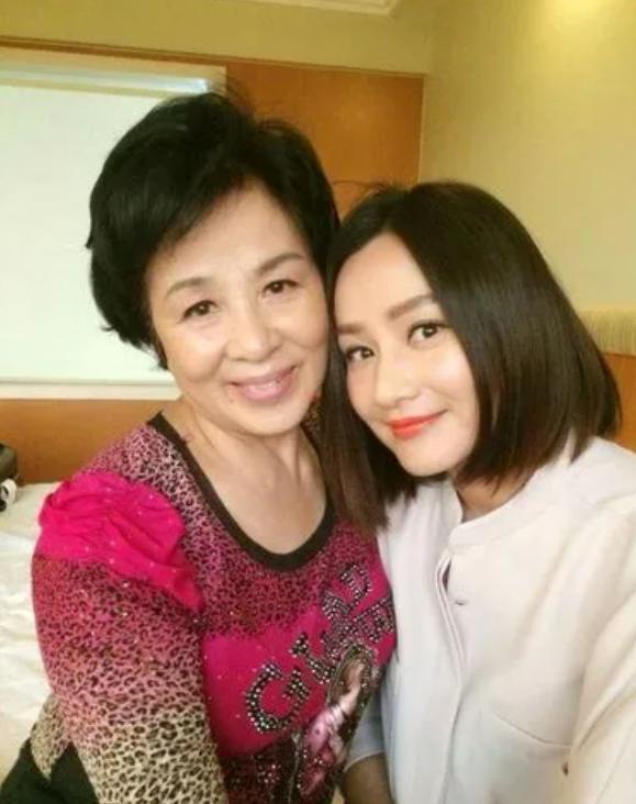 Qu Ying's mother Ding Jiazhen: her daughter is still unmarried and ...