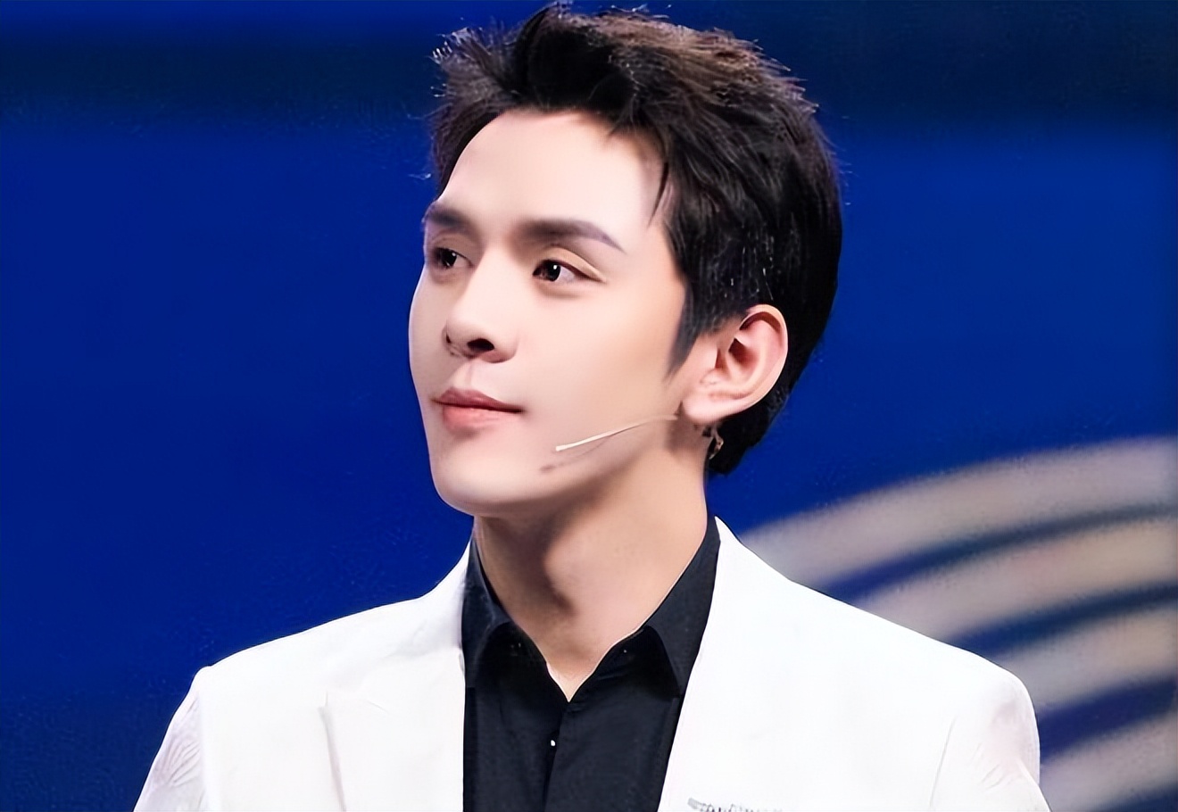 Li Jiaqi's video of blowing feathers went viral and he went crazy for ...