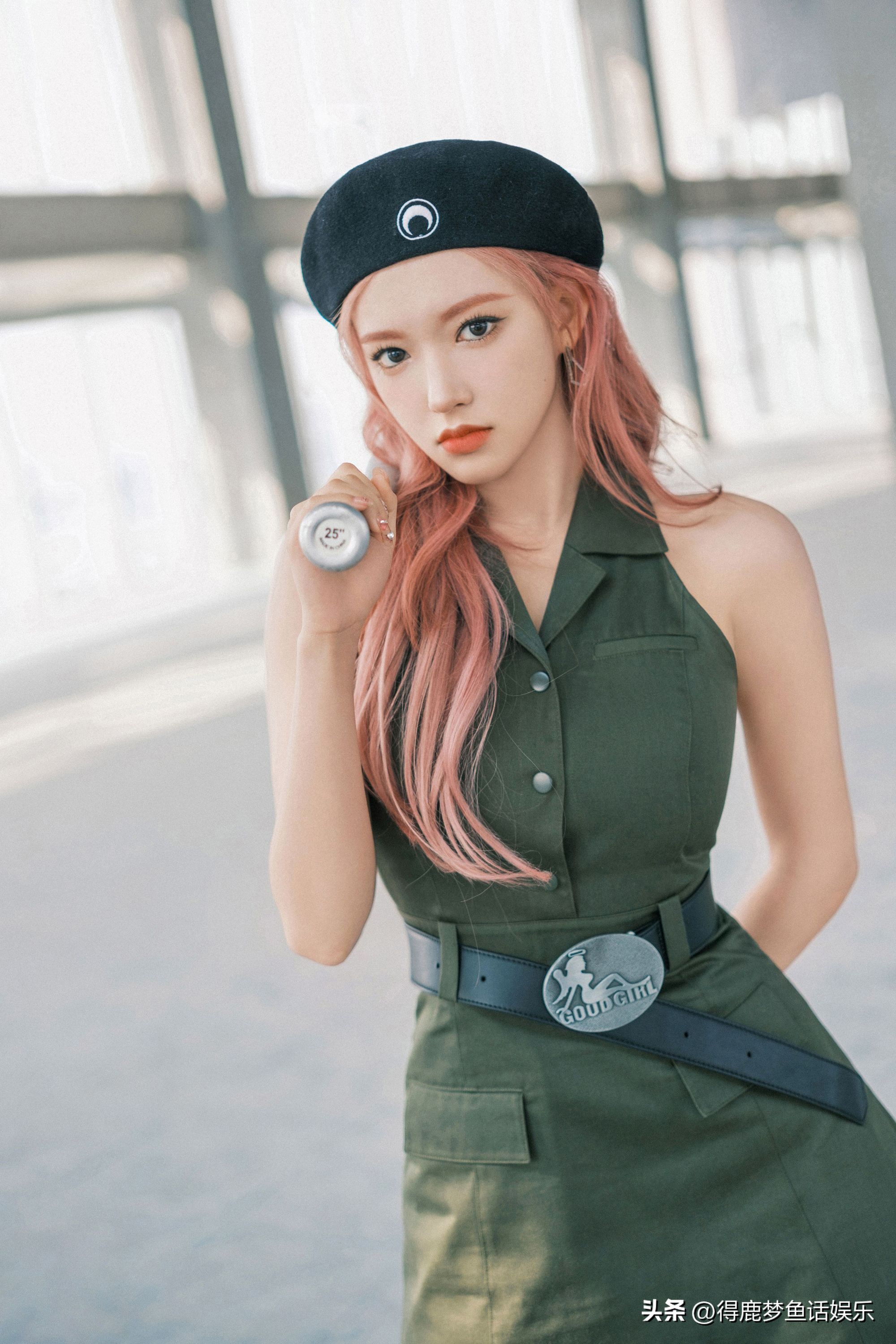 Cheng Xiao pink long-haired beret with green sundress! - iNEWS