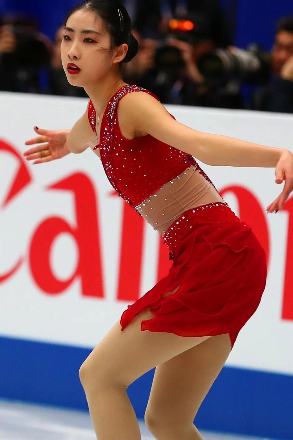 Chen Hongyi's figure skating is like a fairy descending to earth - iNEWS