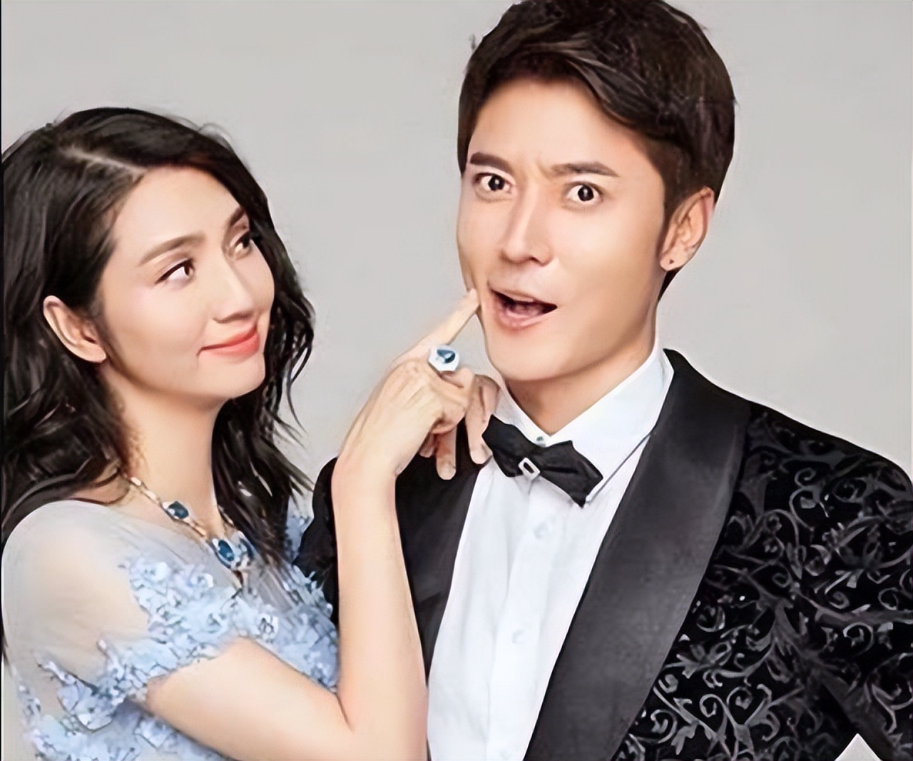 Zhang Danfeng and Hong Xin drink milk tea live! Feed each other ...