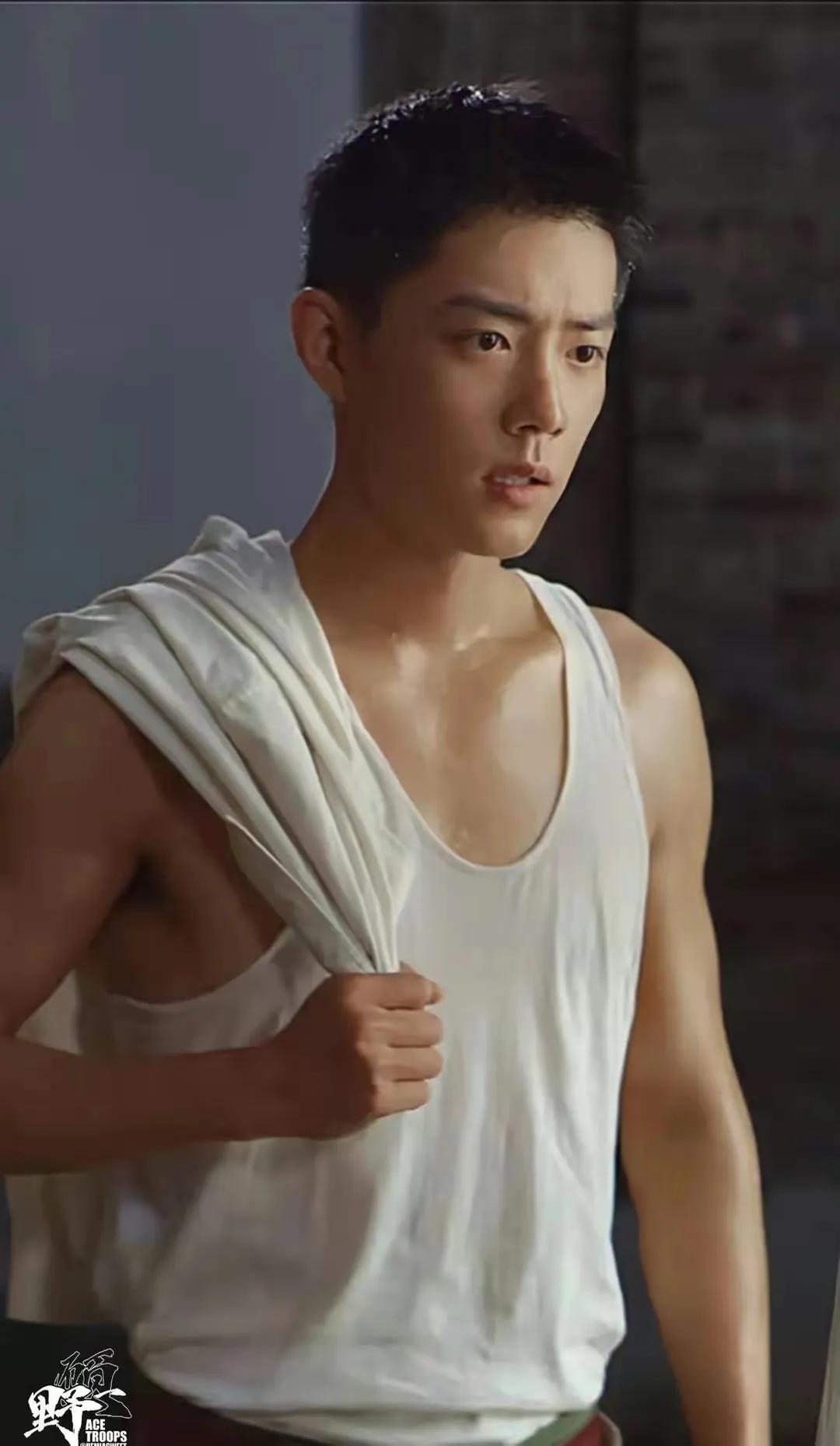 Xiao Zhan - Glittering under the lens without makeup - iNEWS