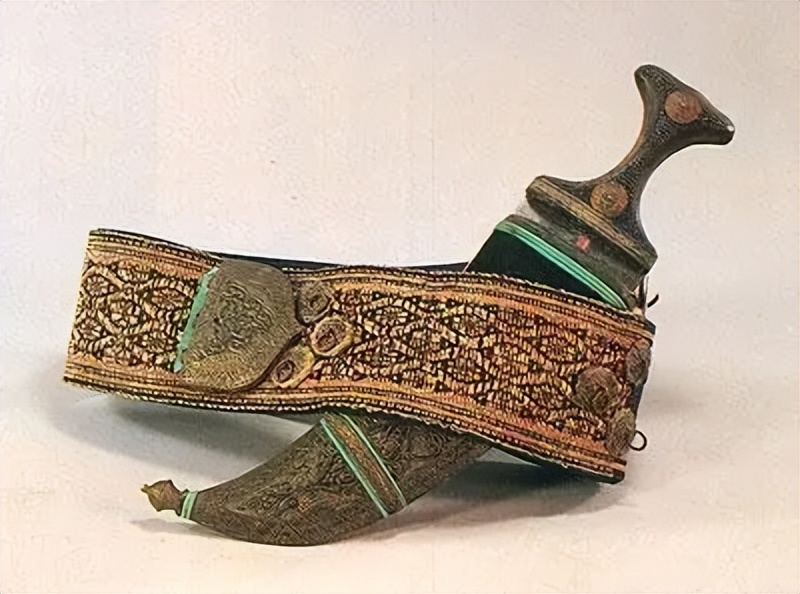 The Yemeni traditional handicraft waist knife carries the traditional ...