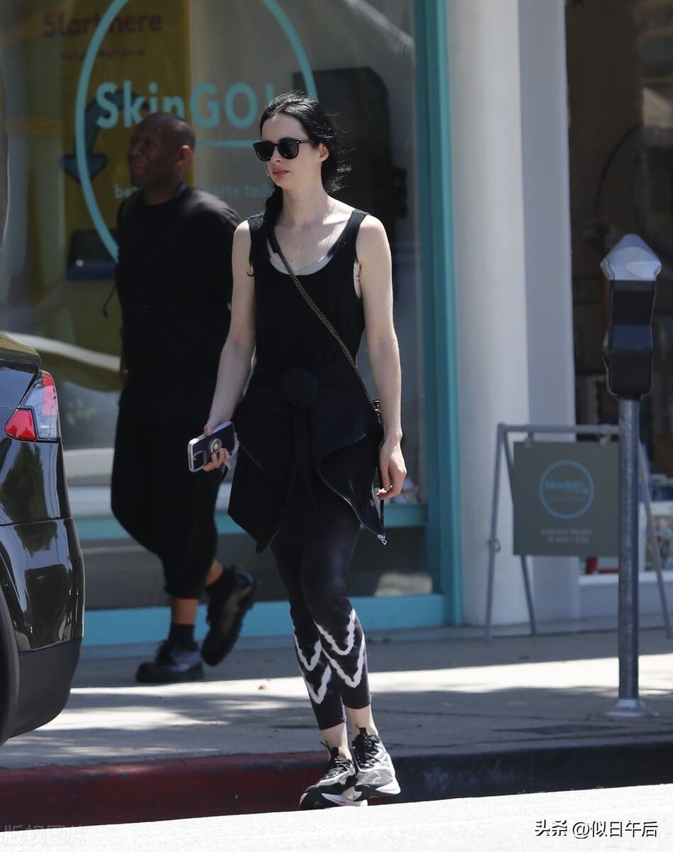 Christen Ritter is wearing a black vest + leggings + sneakers low-key ...