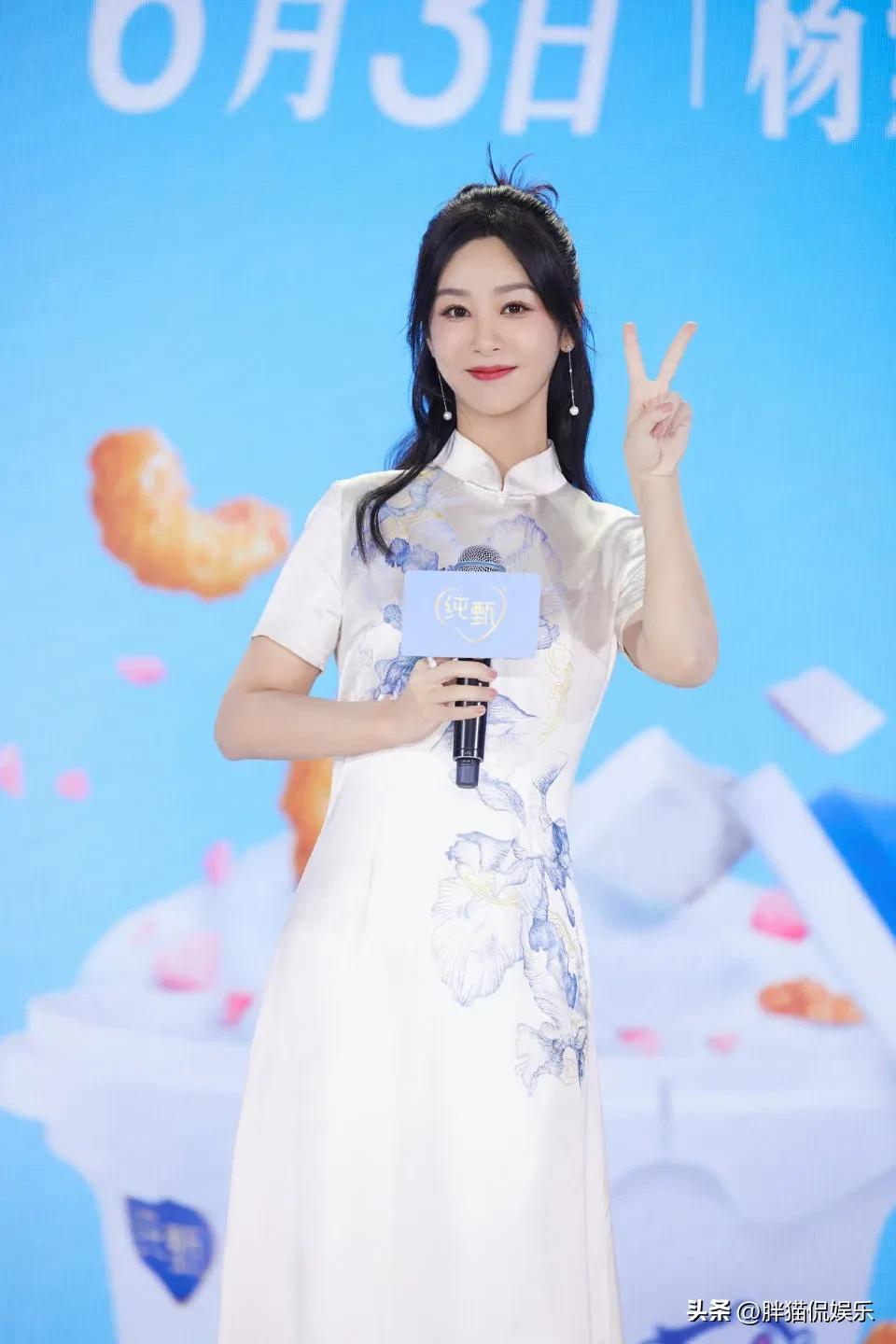 Yang Zi is dressed in a white cheongsam, fresh and elegant, which makes ...