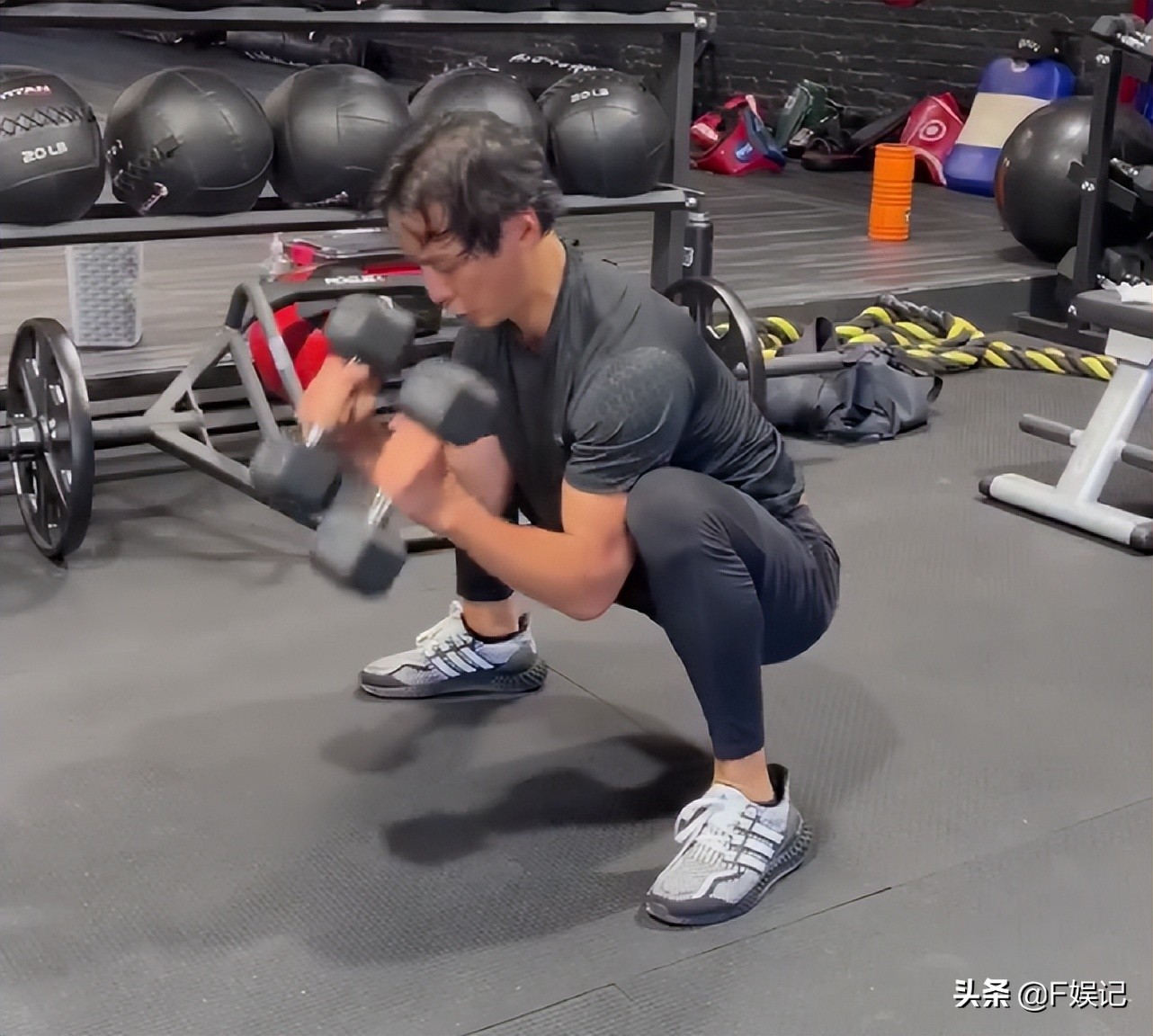 Wu Yanzu is actively exercising in the gym to show off his strong ...