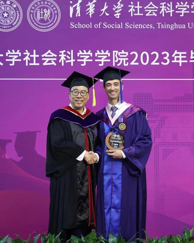 Wei Wei's eldest son graduated from Tsinghua University with a master's ...