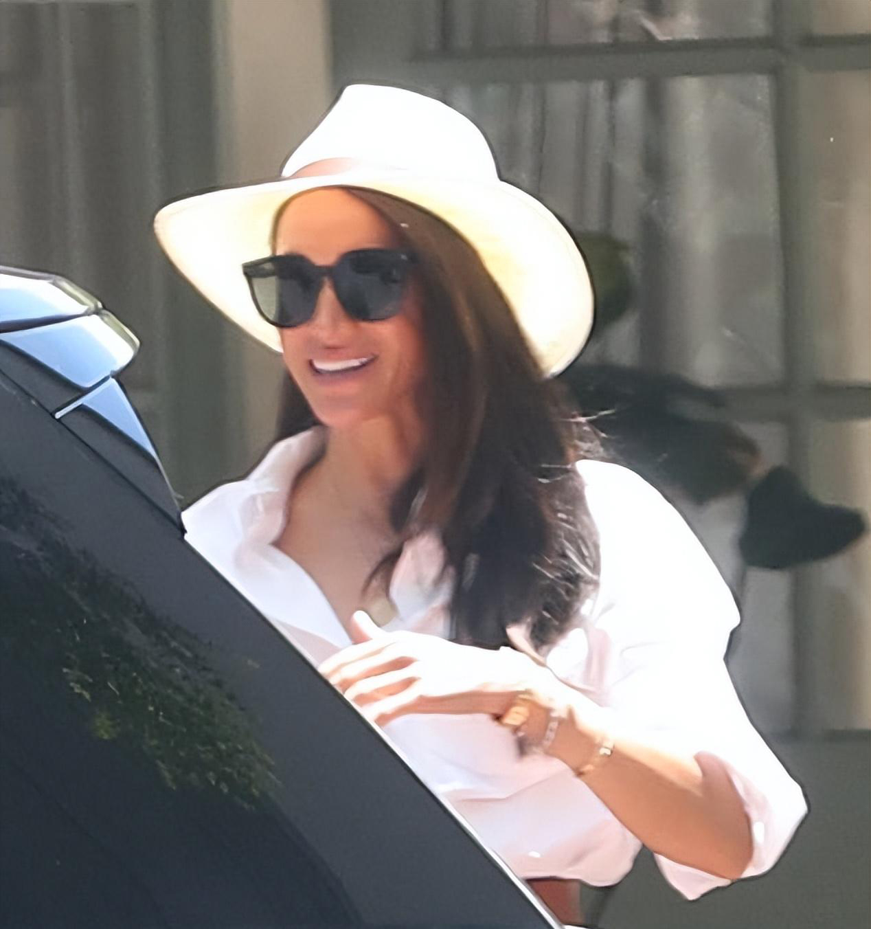 Megan's outfits are becoming more and more fashionable. A pair of old ...