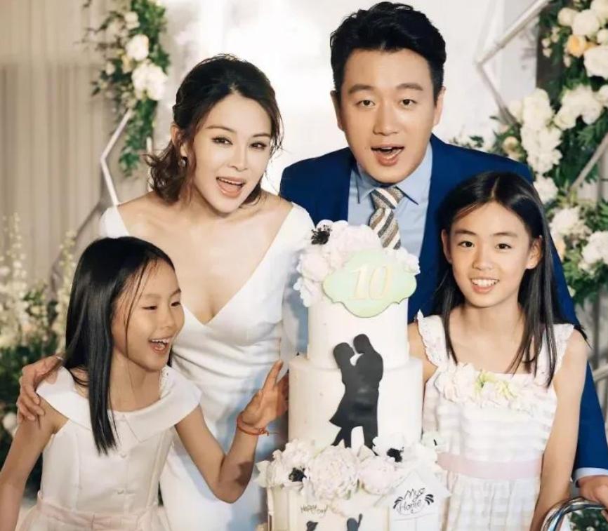 The happy photo of the three members of the Tong family, the little ...