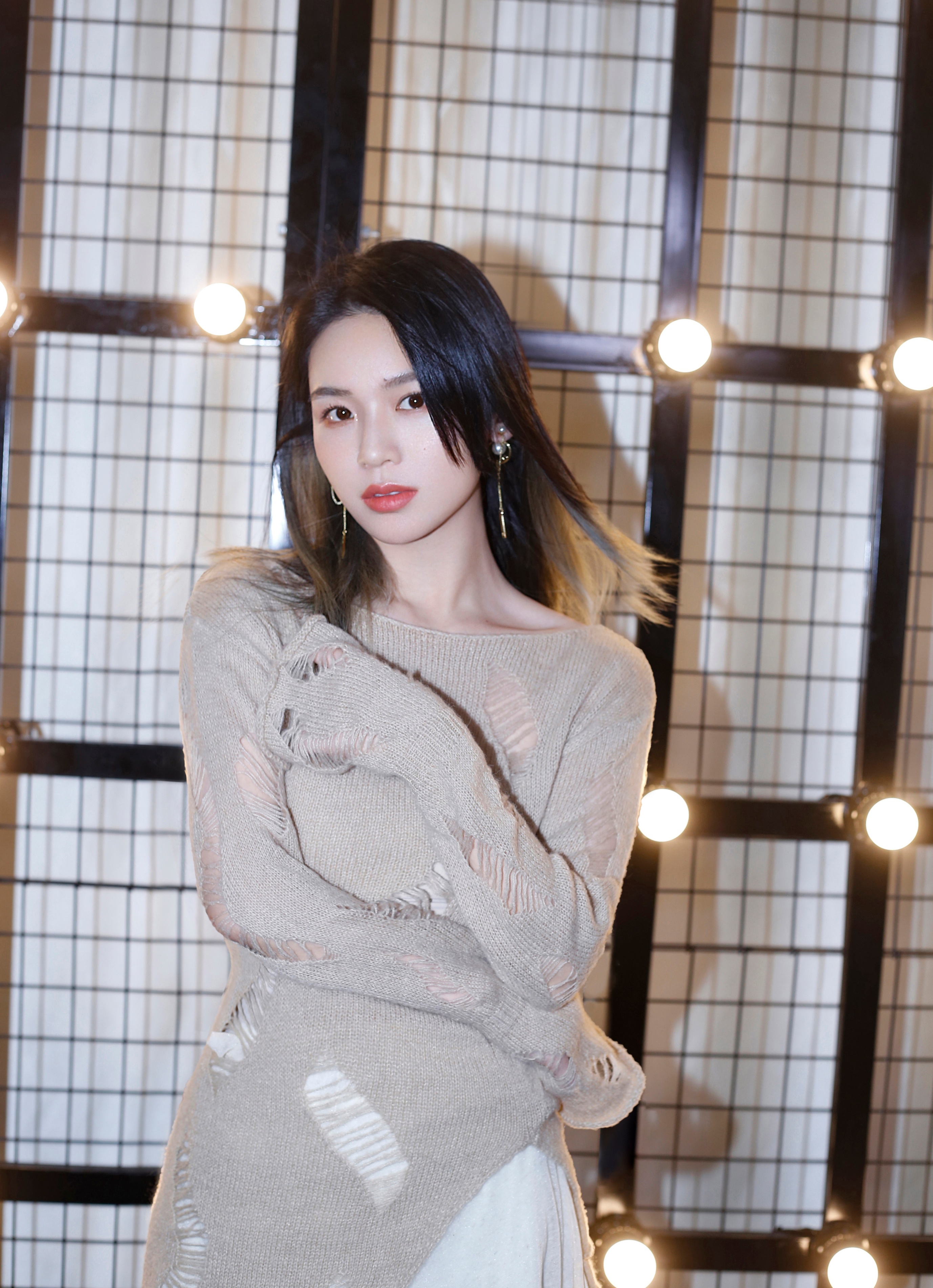 The super-strength singer Huang Ying cooperated with Fanxing Huyu for ...
