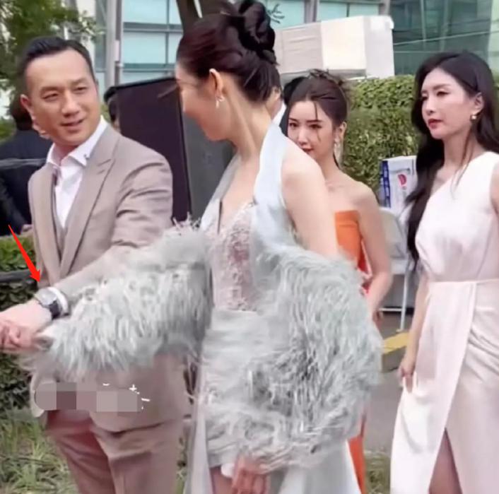 Huang Jue dangled Zhang Yifan's hand, being ridiculed for being greasy ...