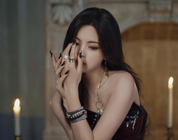 Another talent show variety show is about to start, and the male ...