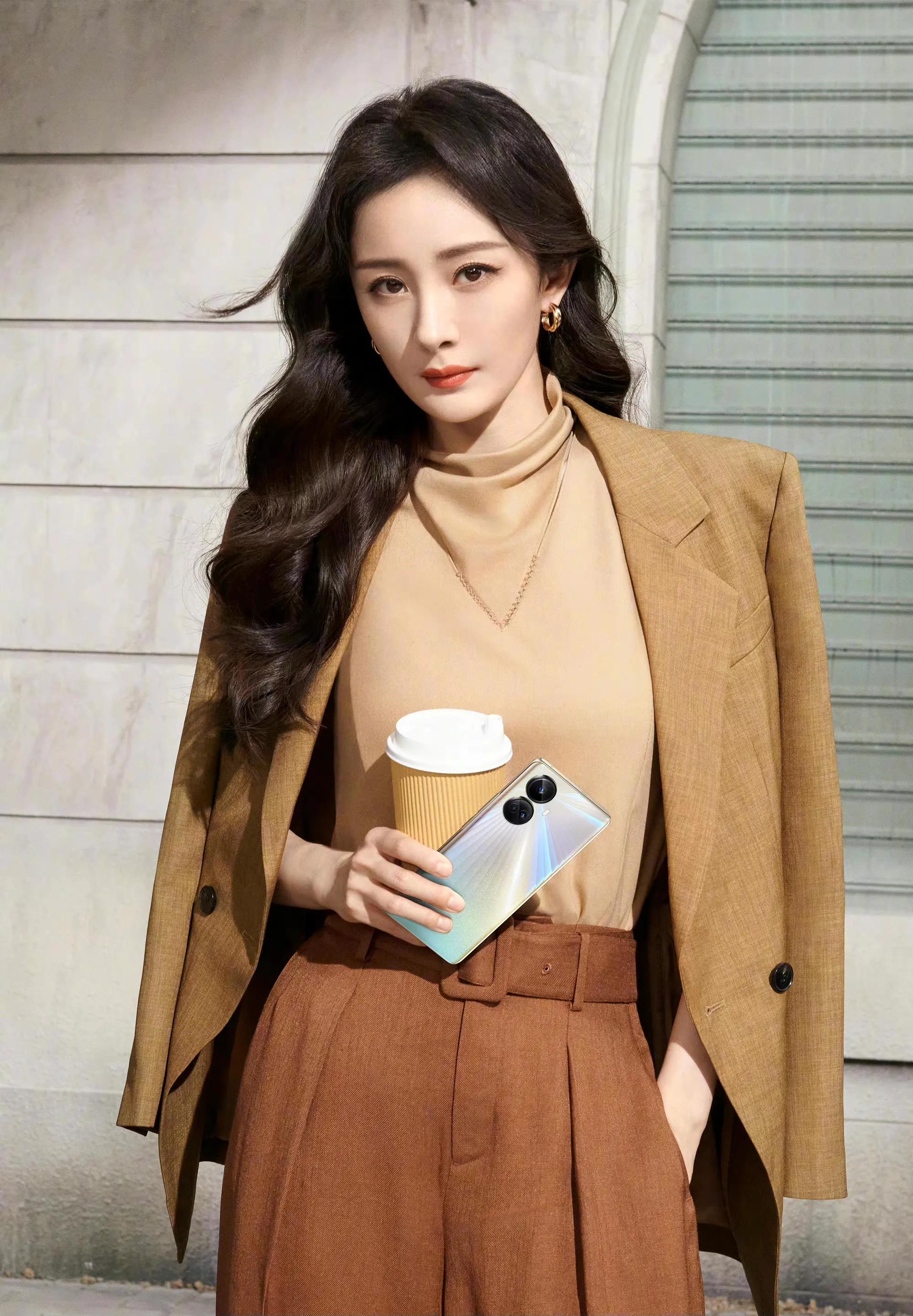 Yang Mi turned into a legal beauty, wearing a brown suit with milk tea ...