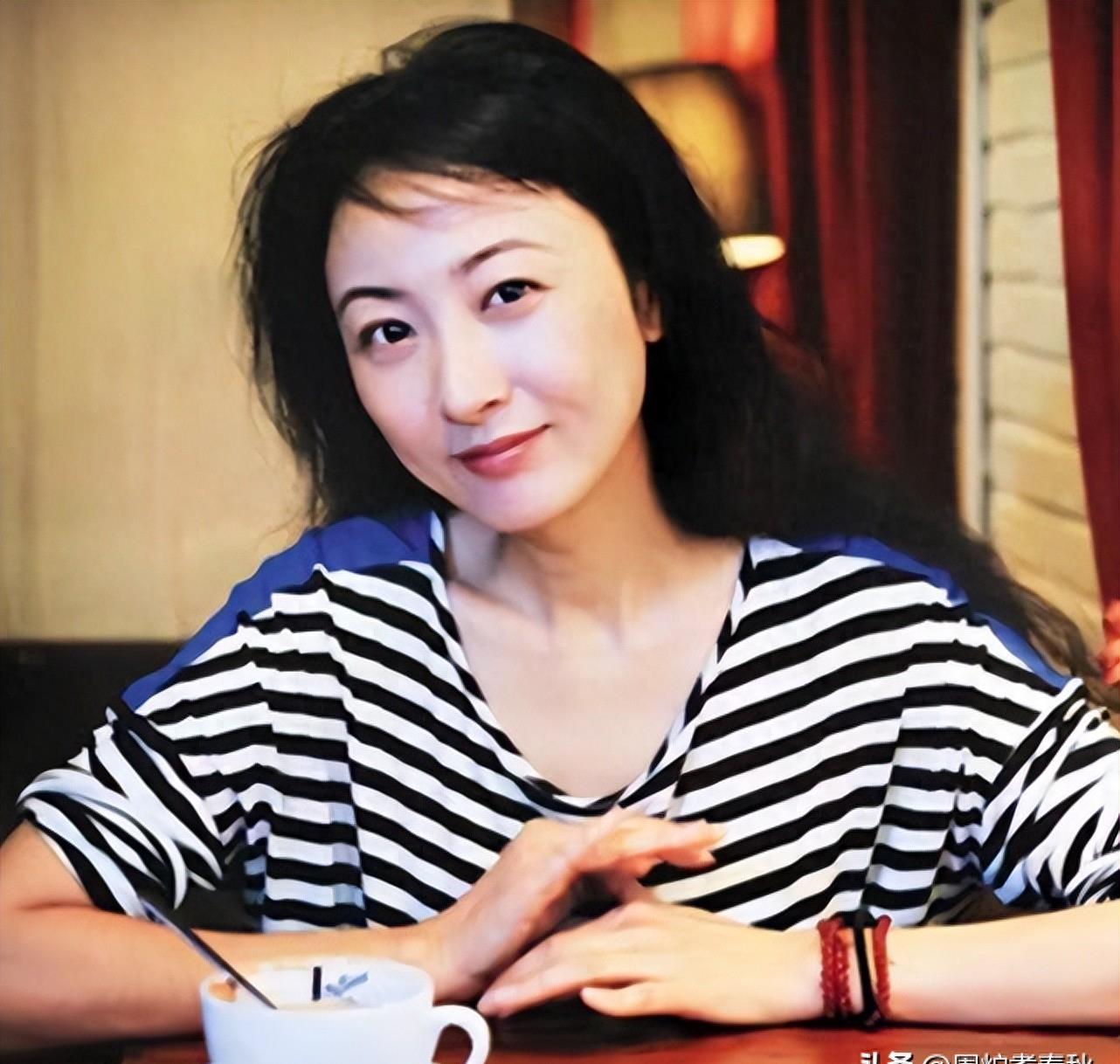 Hu Ziwei, who tore up a scumbag at a press conference 15 years ago ...