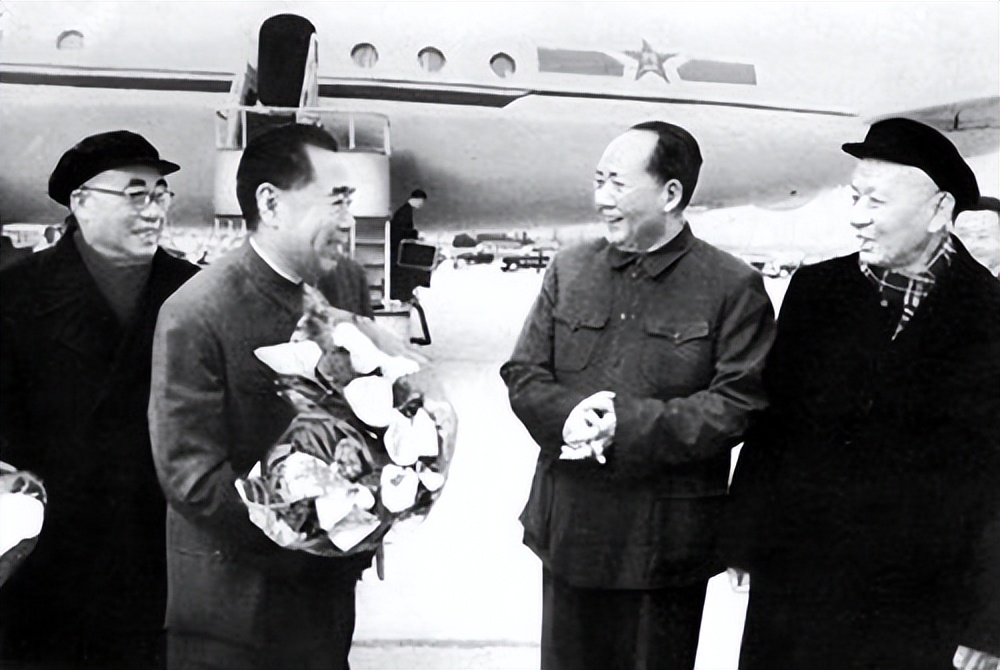 In 1950, Mao Zedong inspected the Northeast. After eating a meal, he ...