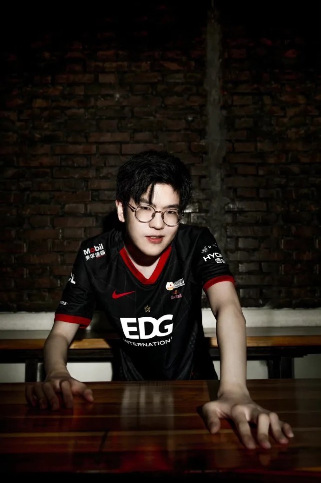EDG new season makeup photo: the first star on the uniform - iNEWS