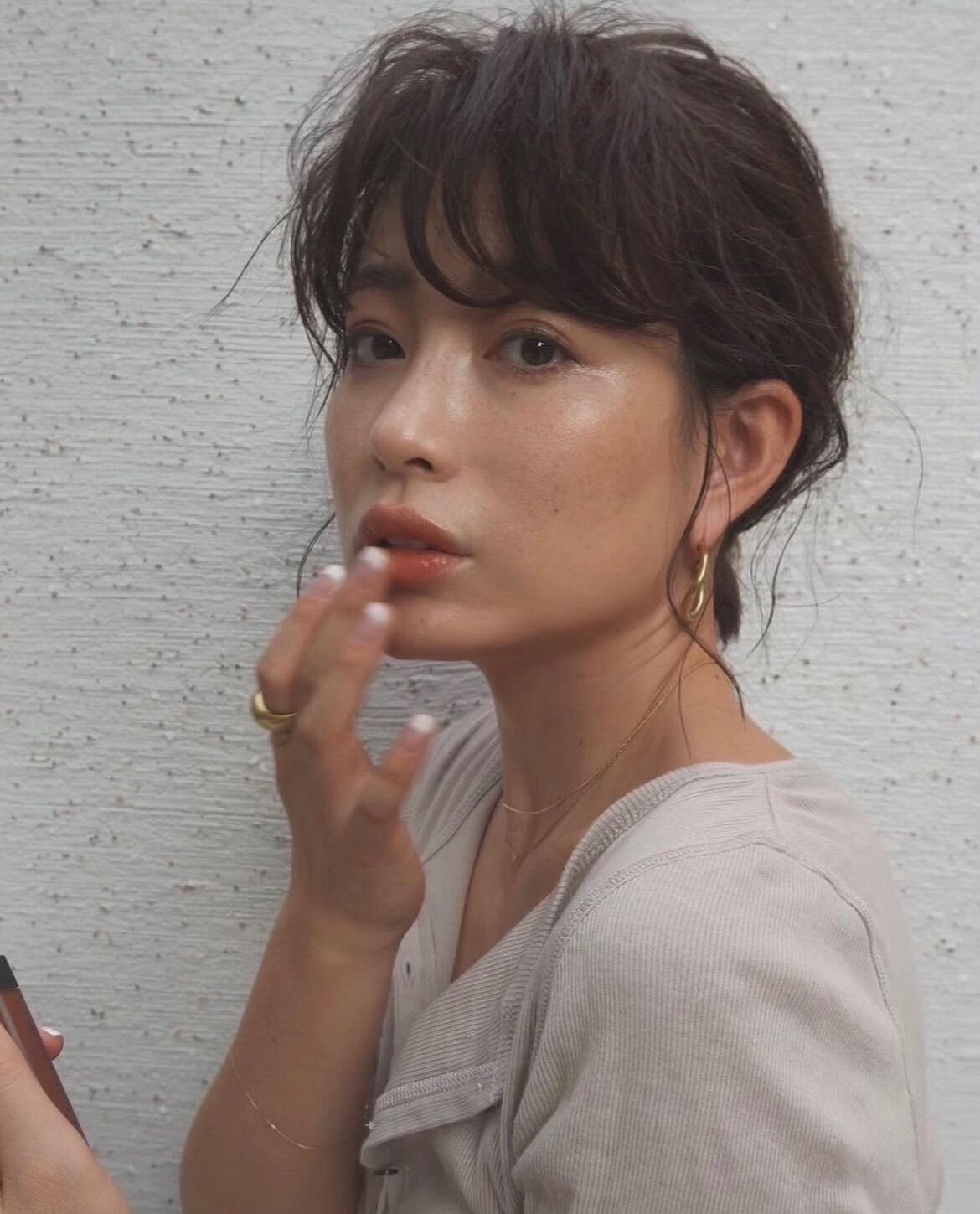 With a "domineering lady face and a loli figure", how does this Japanese blogger dress up in a ...