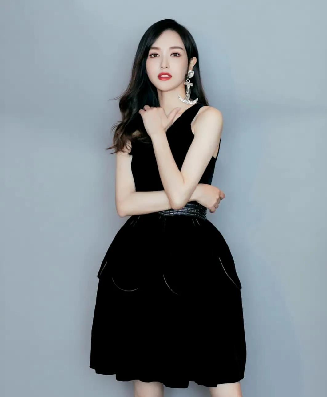 Tang Yan with long legs - iMedia