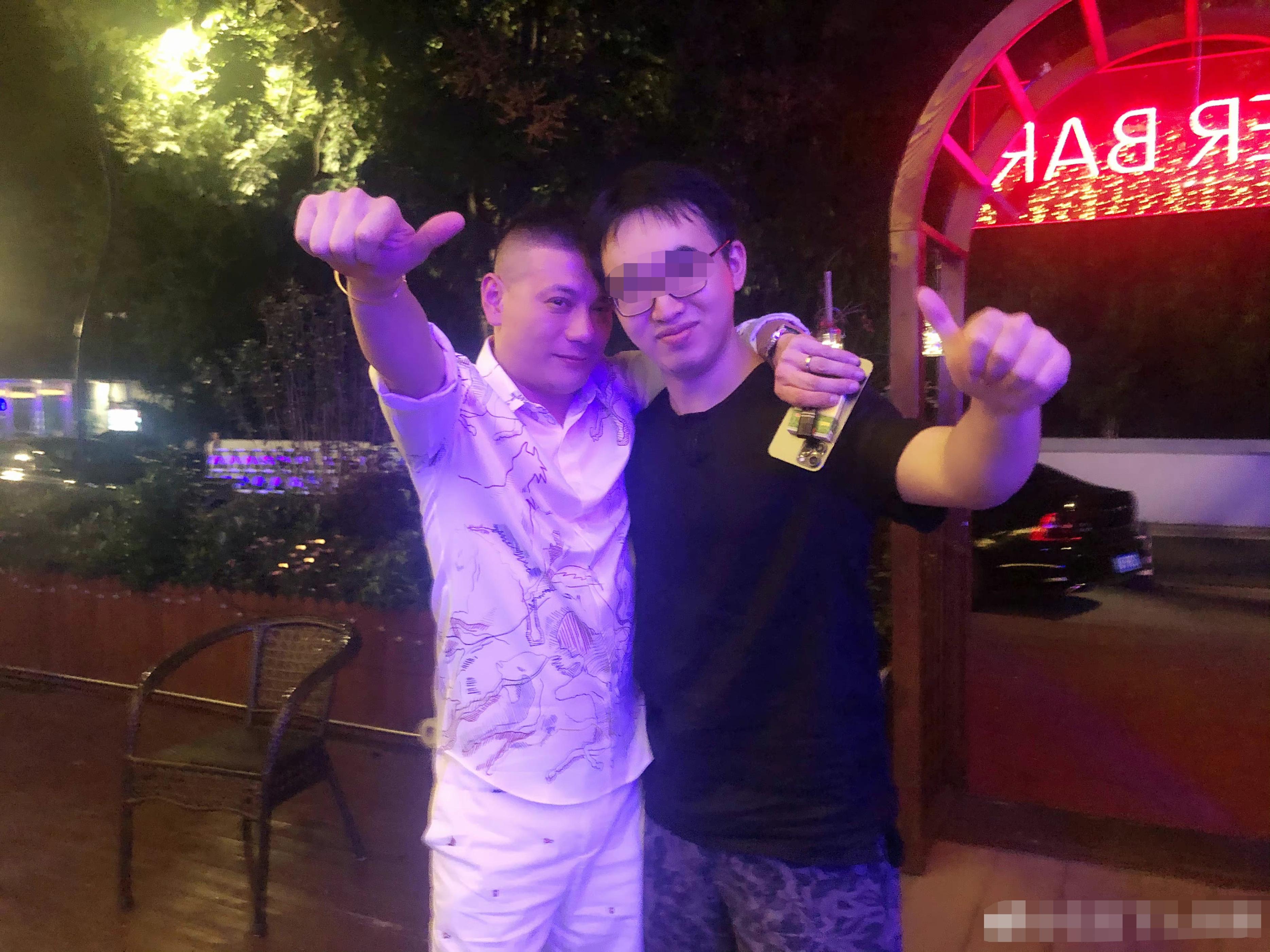 47-year-old Bai Xue rarely shows up with her 8-year-old husband!Sing on ...