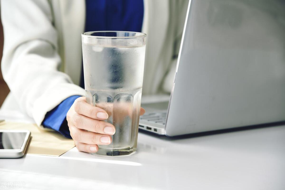 Follow the principles of drinking water correctly to maintain a healthy ...