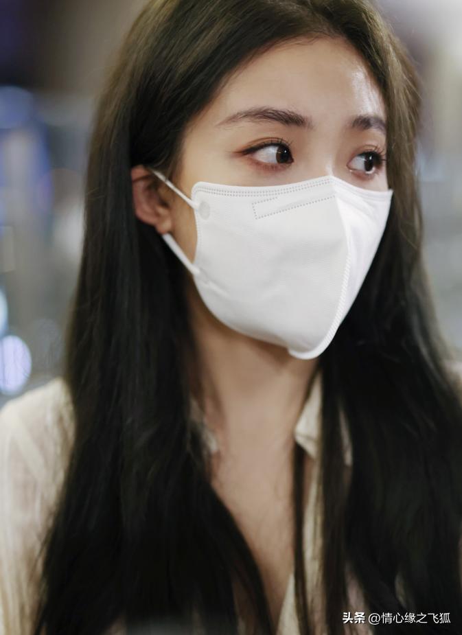 Yu Yan wears a long-haired shawl mask and wears a lace-up shirt with ...