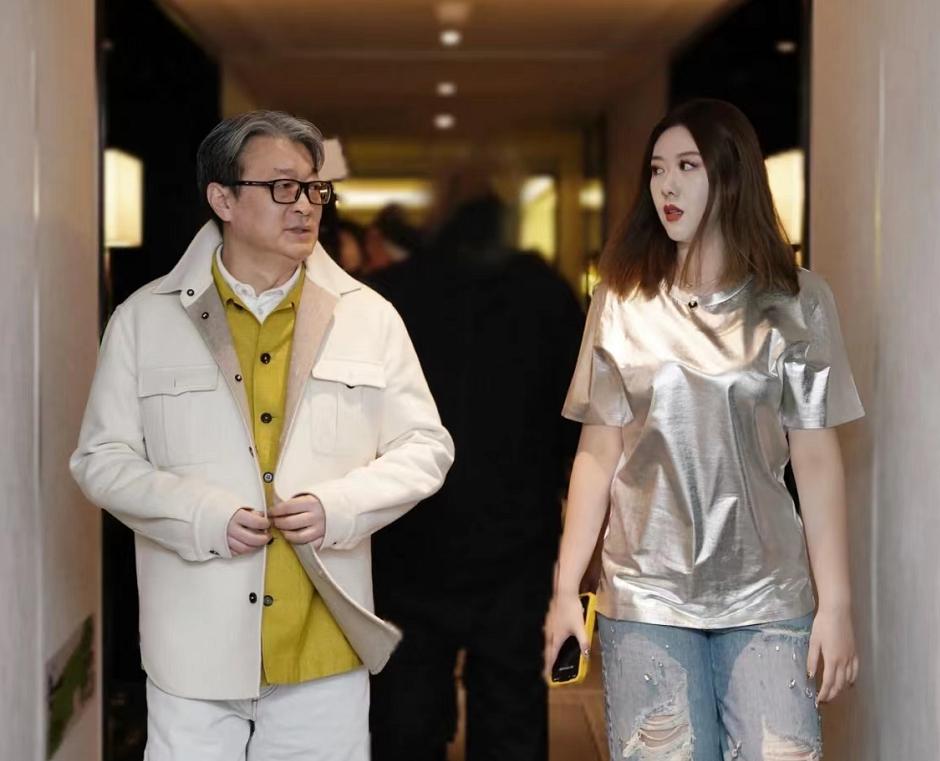 Jiang Wu's daughter's painting exhibition has a row, Jiang Wen and Jiang Wuhan are in the same ...