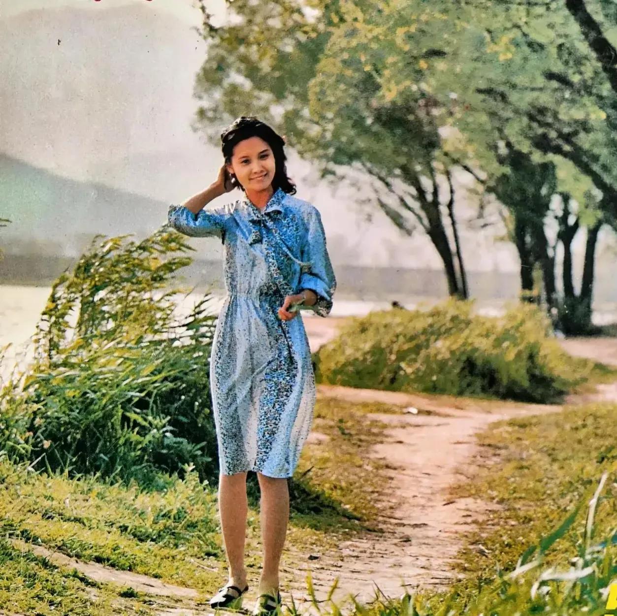 Zhang Liwei walked by the river in 1981 - iMedia