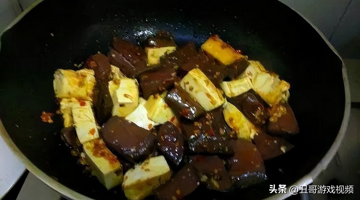 Stir-fried Tofu with Pig's Blood - iNEWS