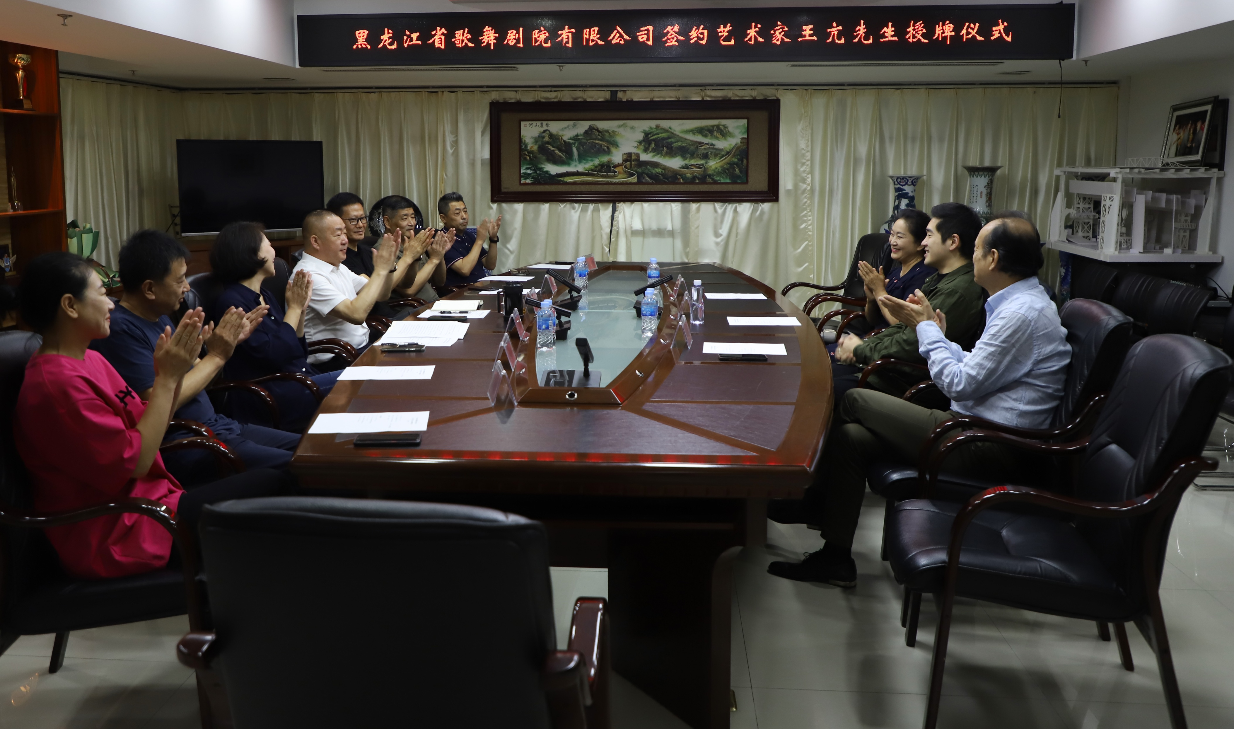 Mr. Wang Kang, a famous tenor singer, was hired as a signed artist of ...