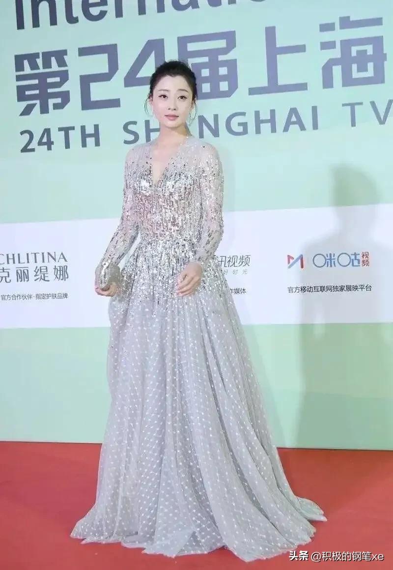 Yin Tao is really "stunning in the world", wearing a bright silver ...
