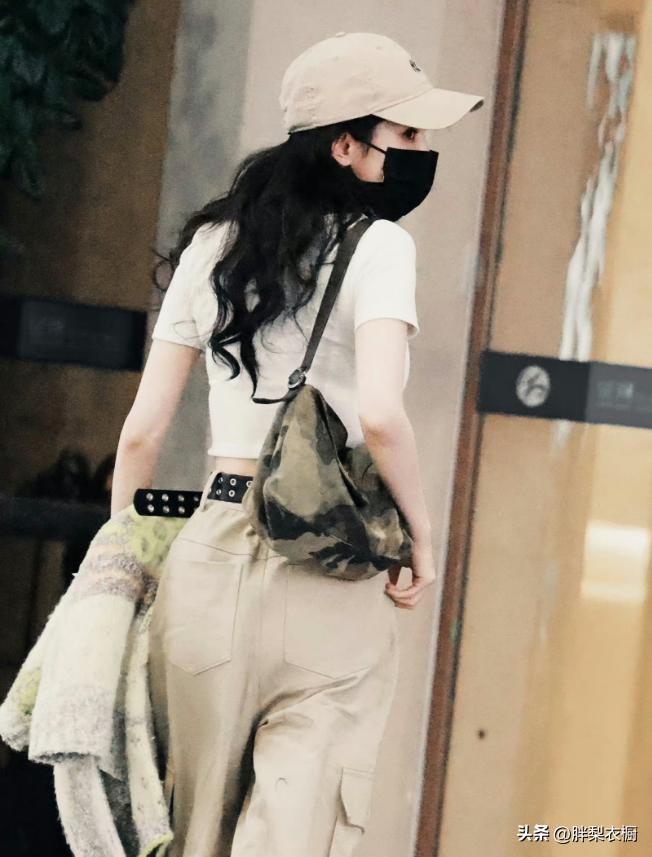 After seeing Yang Mi's waistless shape at the airport, I finally know ...