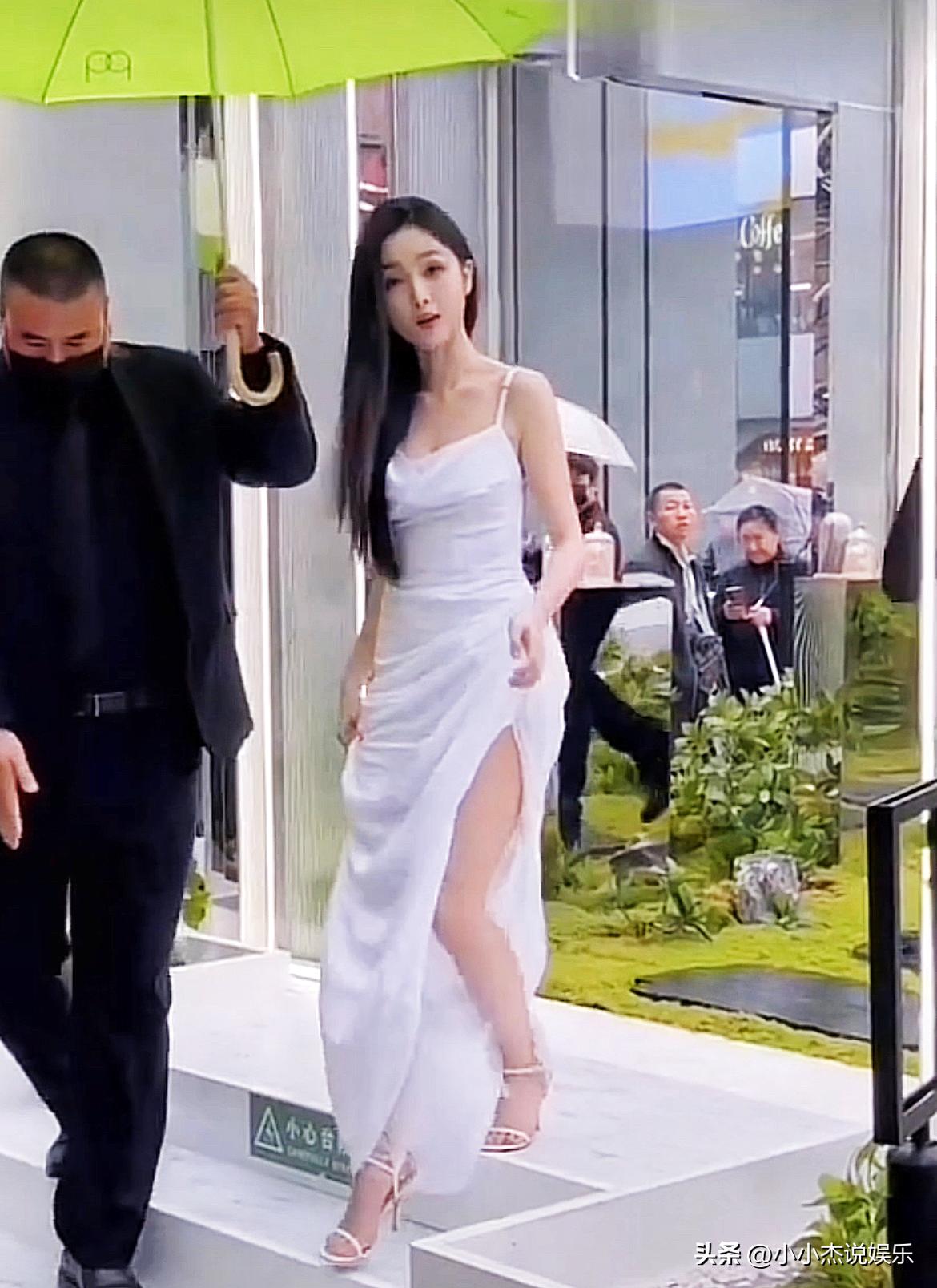 Actress Wu Xuanyi participated in the brand event, her fair skin and long legs are eye-catching ...