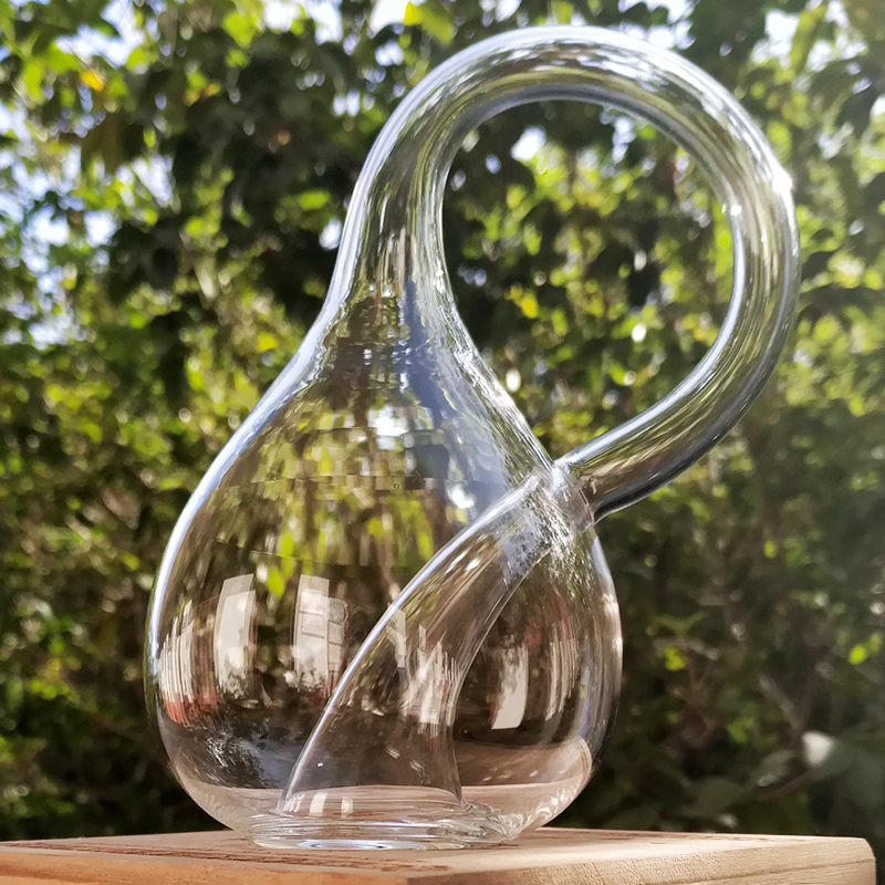 What is a Klein bottle?Why does it never fill up?Maybe it can unravel ...