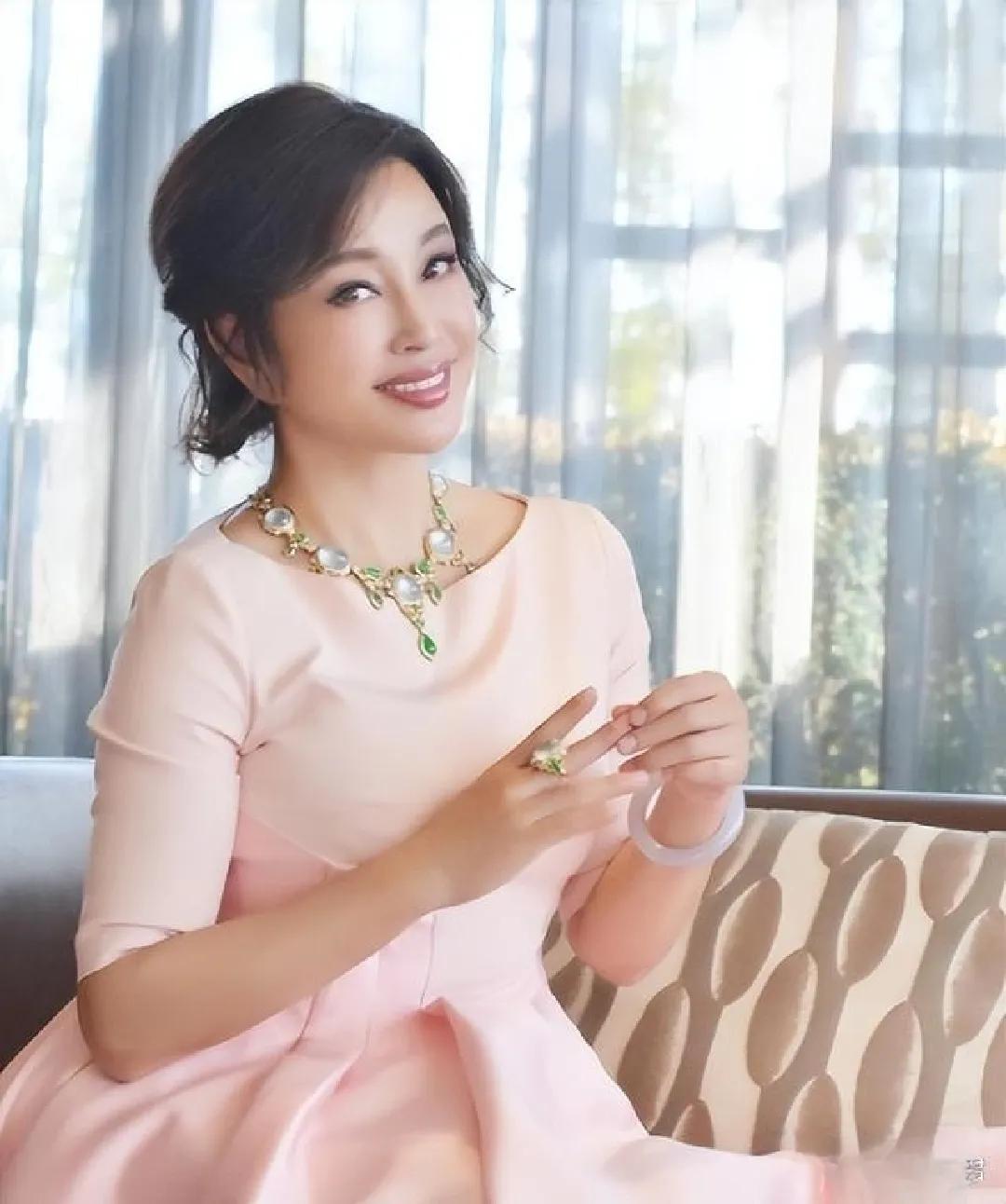 Liu Xiaoqing plays a young girl to show the infinite possibilities of ...