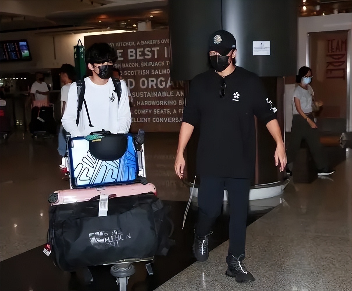 Nicholas Tse and his 16-year-old eldest son returned to Hong Kong ...