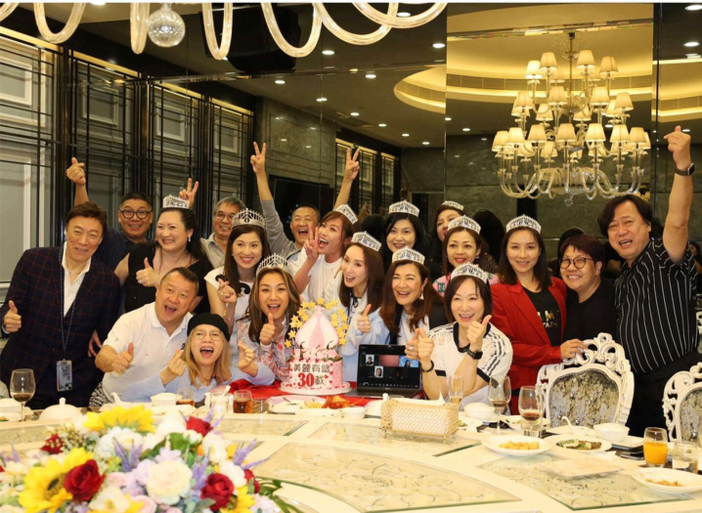 Zeng Zhiwei and 11 Hong Kong sisters gathered, red face and protruding ...