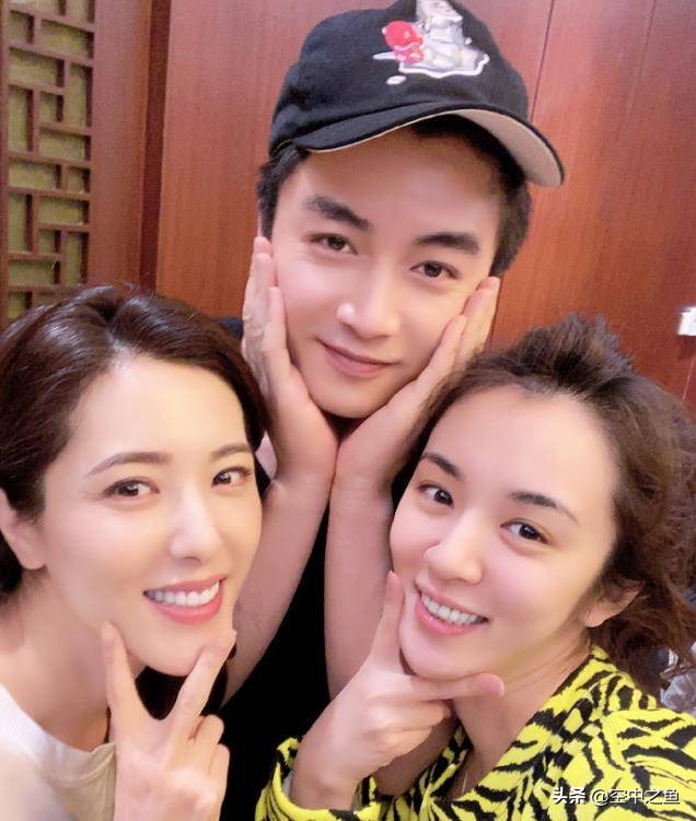 Wang Xiaochen and Zeng Li are in the same frame, they look like two sisters, they don't look ...