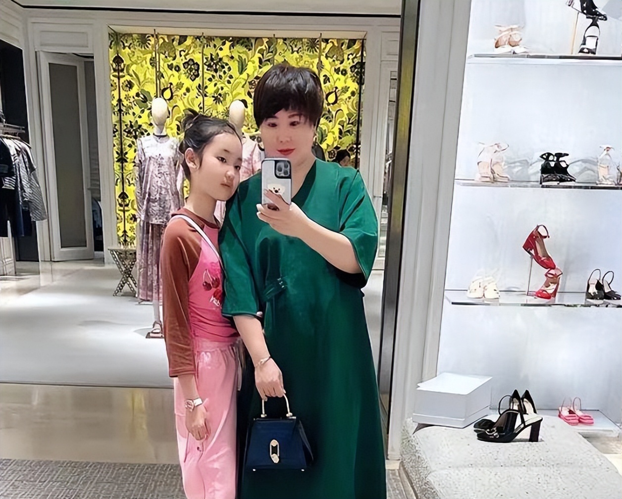 Liu Neng's family portrait was exposed, her daughter's appearance was ...