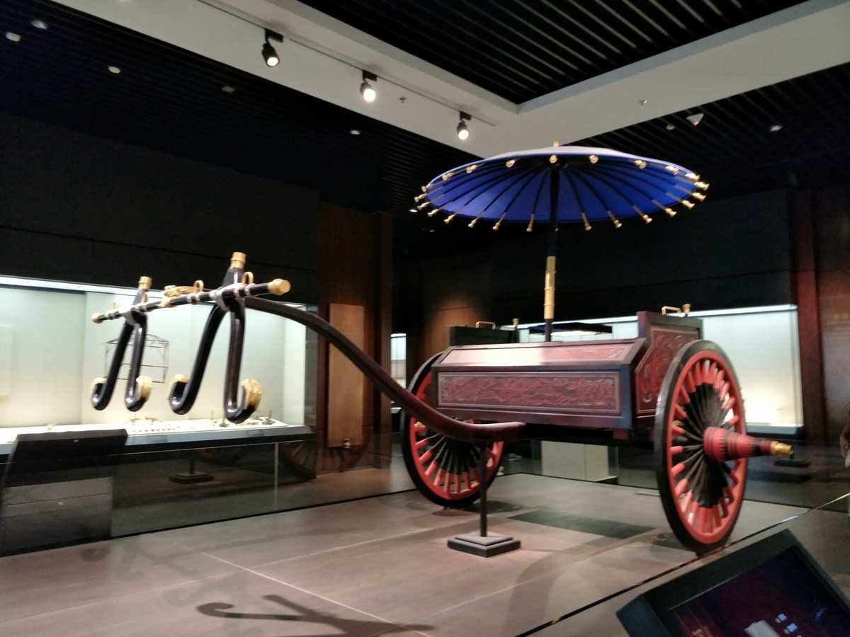 Why did the ancient horse-drawn carriage affect social development ...