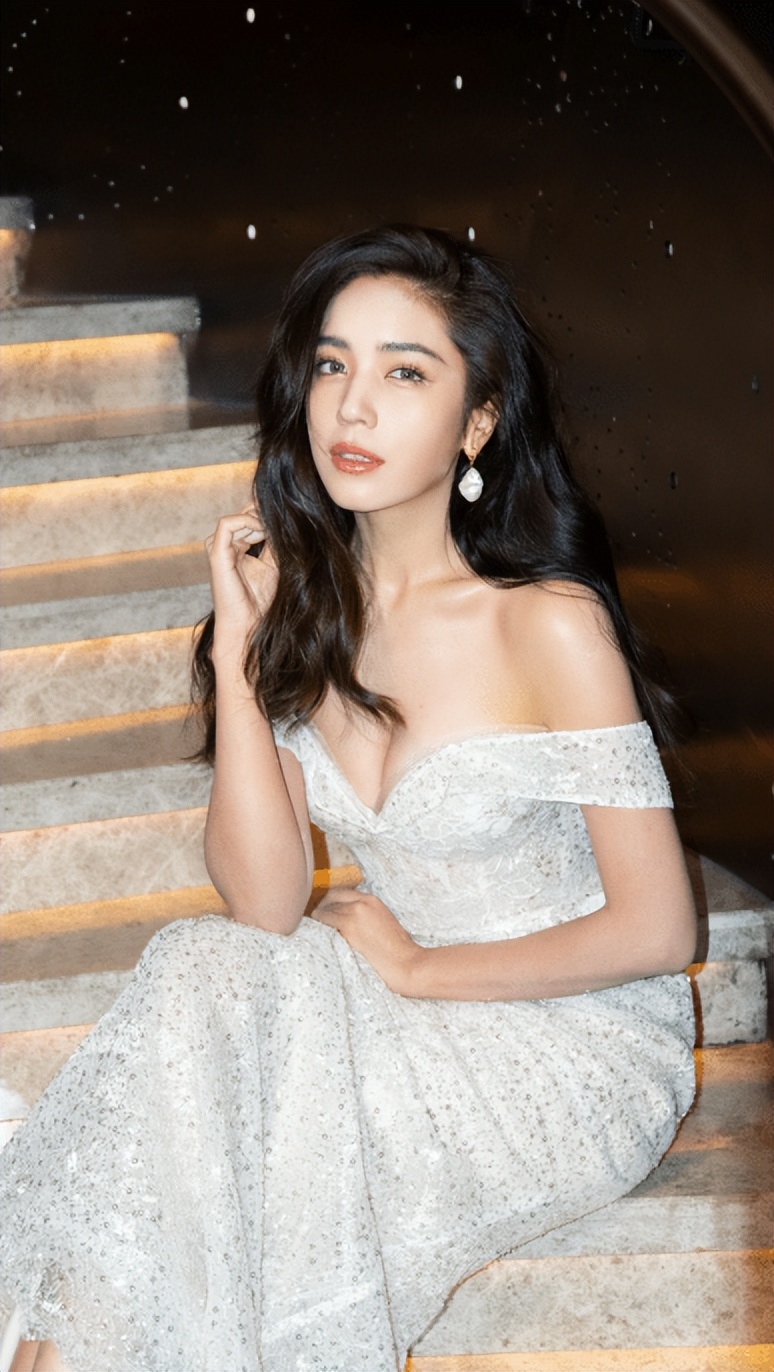 The popularity of "Three Points Field" has exceeded 26,000! Xia Ruoyan plays the goddess of the ...