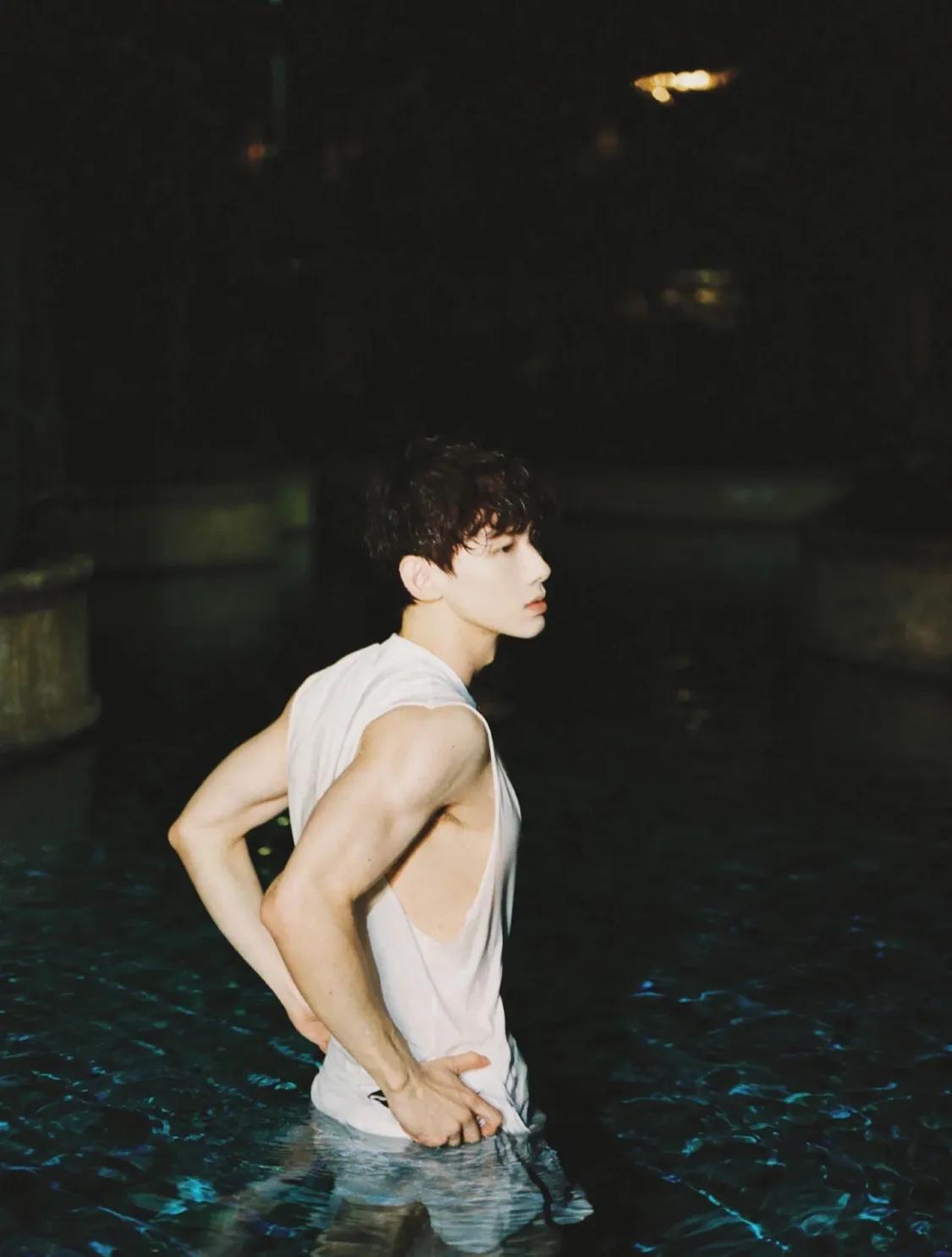 The young Bai Jingting in the water - iNEWS