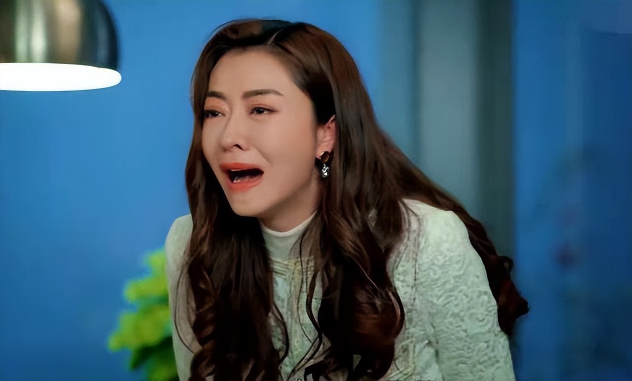 Xiong Dailin sunbaked her beautiful legs on vacation, had a smooth life ...