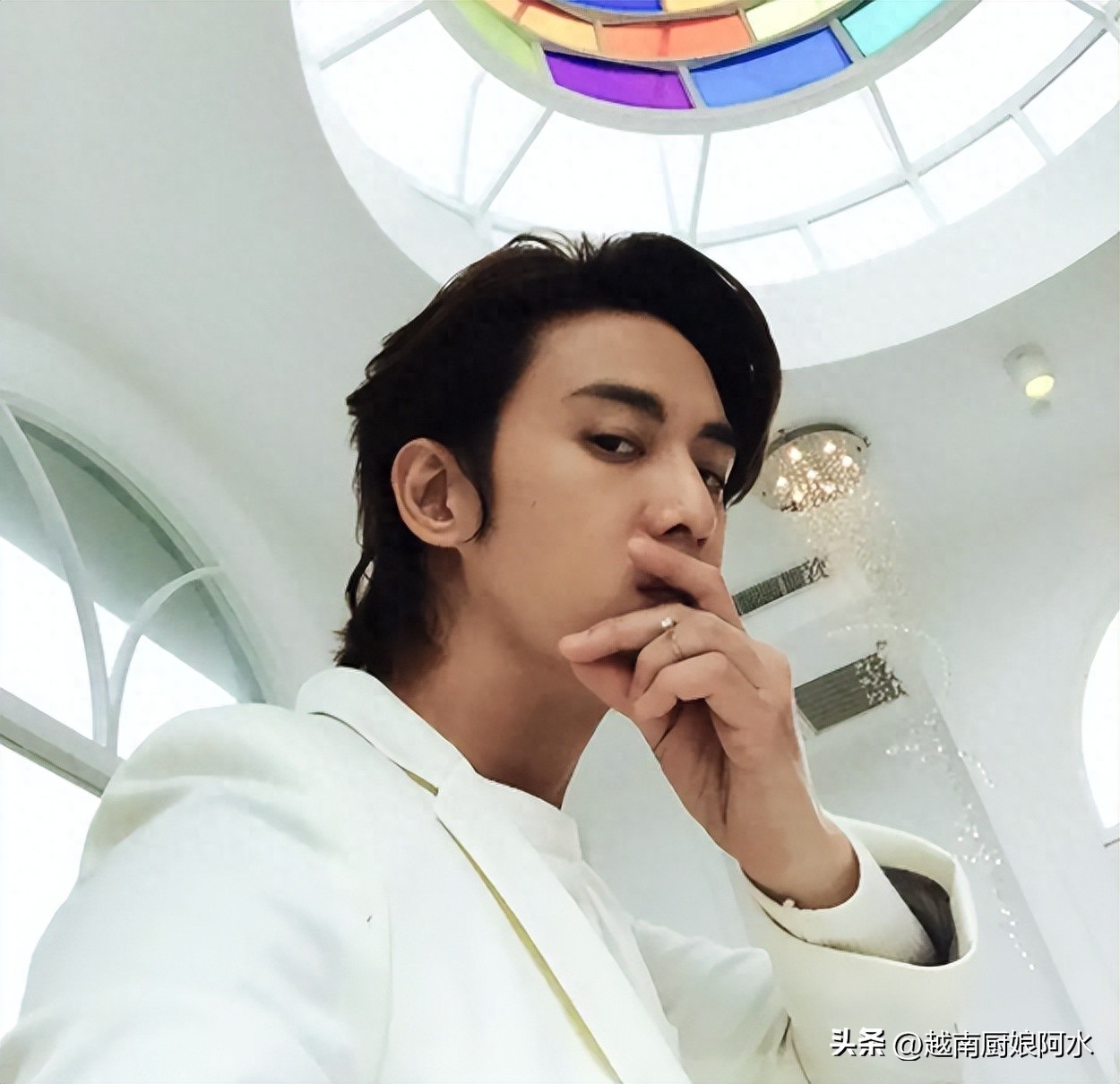 "The gangster prince" Chen Chuhe kissed Chen Yihan, the entertainment ...