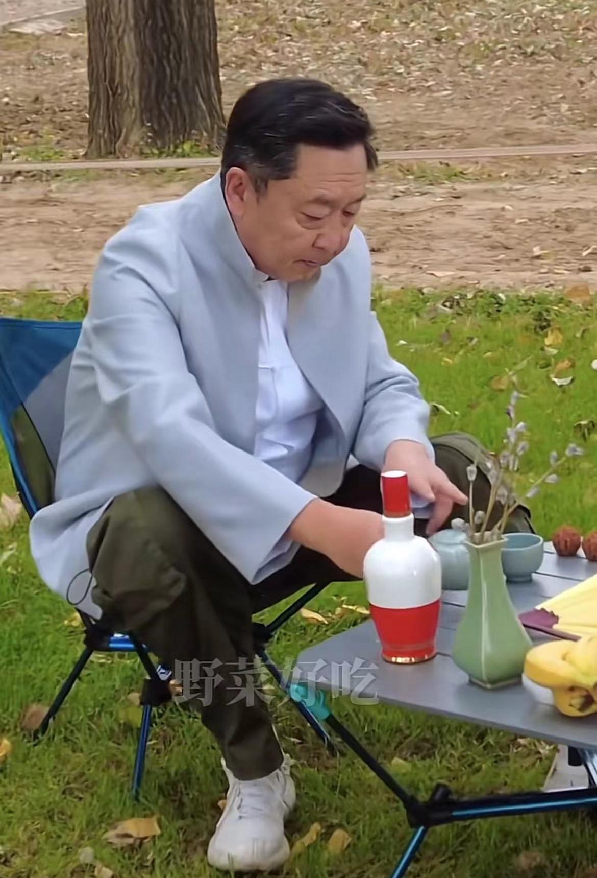 54-year-old Yu Qian lives in the countryside, caught cicadas outside ...