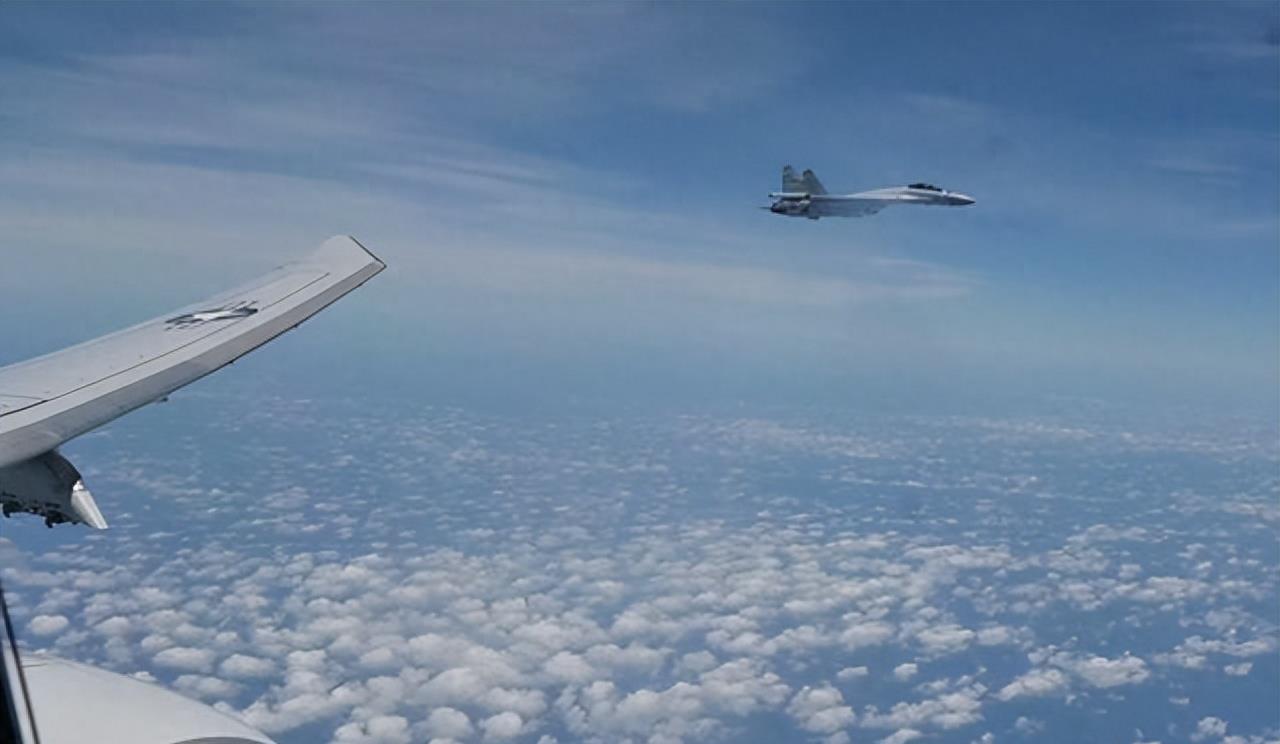 The Rap of China in the air: Chinese fighter jets make thrilling flyby ...