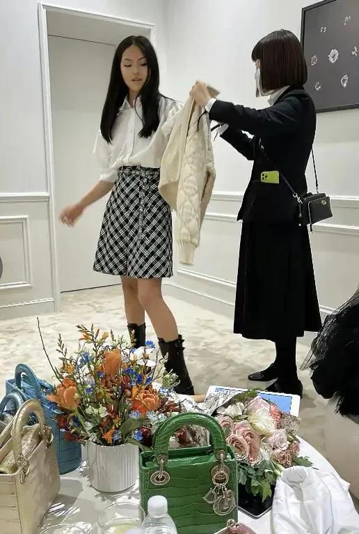 Li Xiang walks with her ex-husband for the first time after her divorce ...