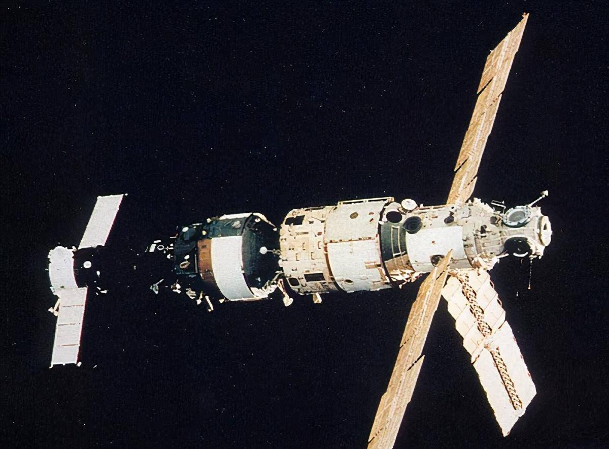 Astronauts died in space, wearing unbroken spacesuits, will their ...