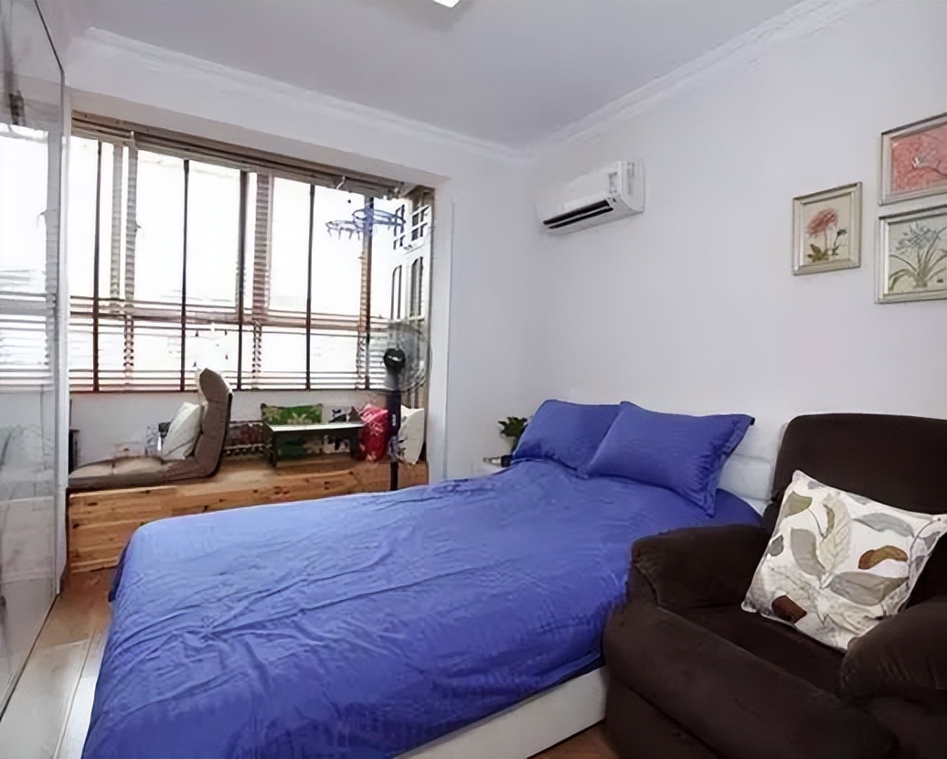 The 33 square meter apartment is decorated into independent rooms ...