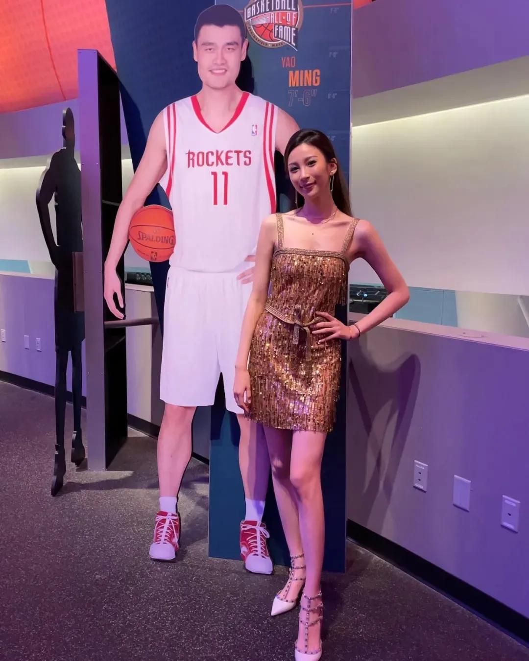 Chinese female anchor Jin Shidi - iNEWS